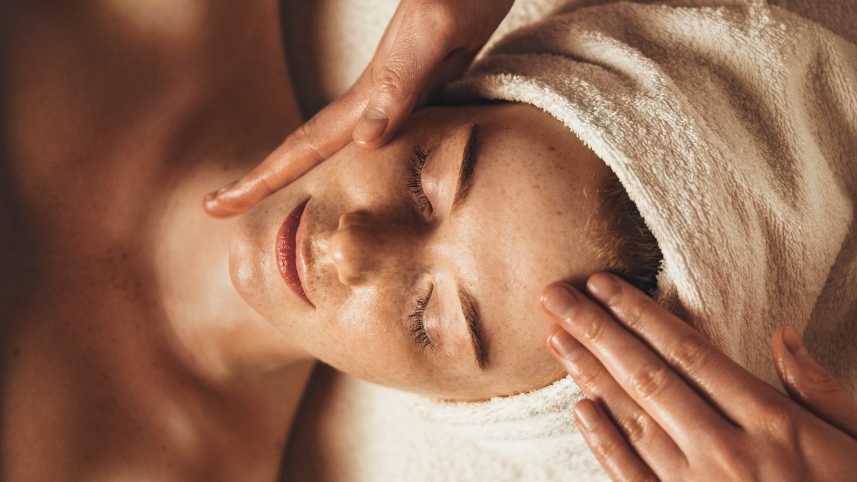 Ασκήσεις face yoga που ξανανιώνουν το πρόσωπο σε 5'