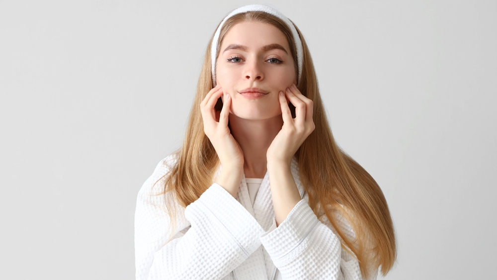 Ασκήσεις Face Yoga για να διώξετε φυσικά το διπλοσάγονο