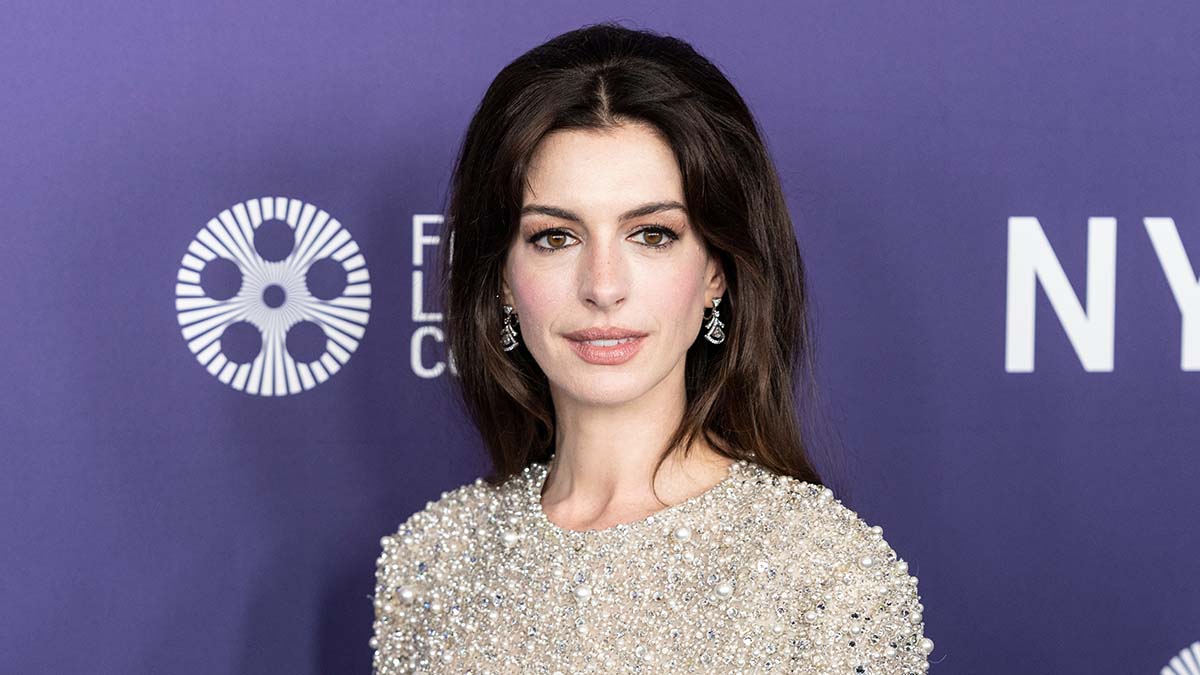 Η τρίλεπτη προπόνηση της Anne Hathaway γίνεται στο σπίτι